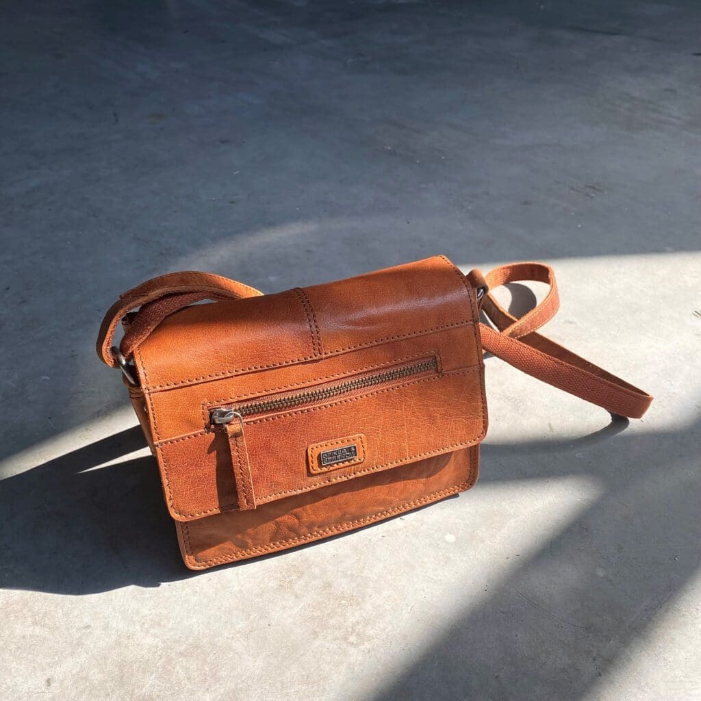 Spikes & Sparrow Leður Cross Body – Alaska –Brandy Cognac | Módjó™